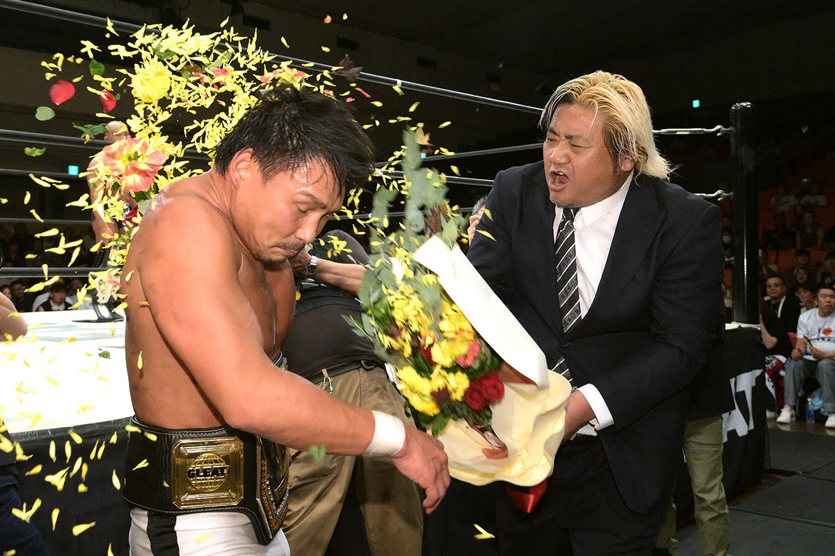 【GLEAT】諏訪魔が中嶋勝彦を花束で殴打「あれだけ全日本プロレスを荒らしてよお！」