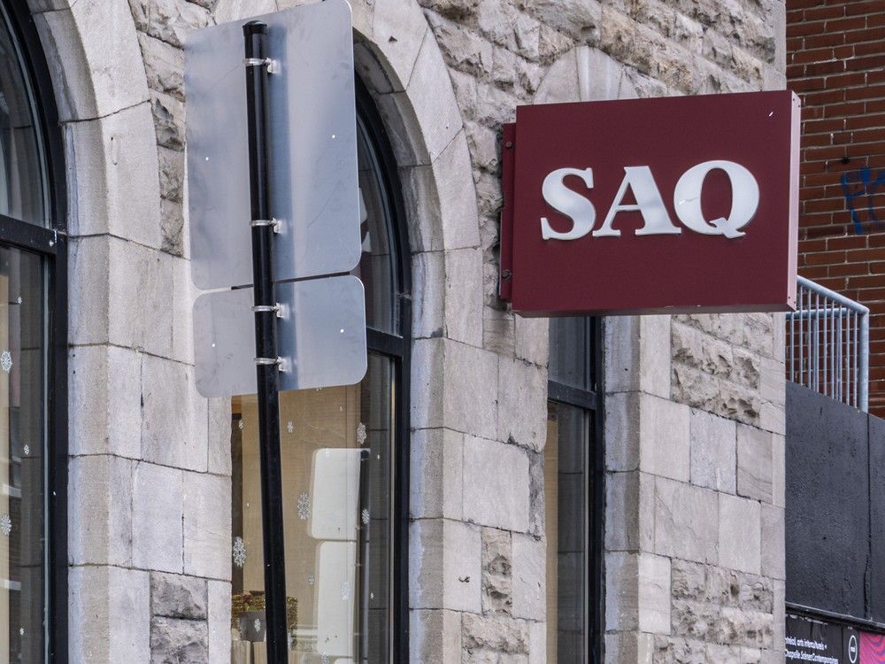 SAQ office workers vote for strike mandate