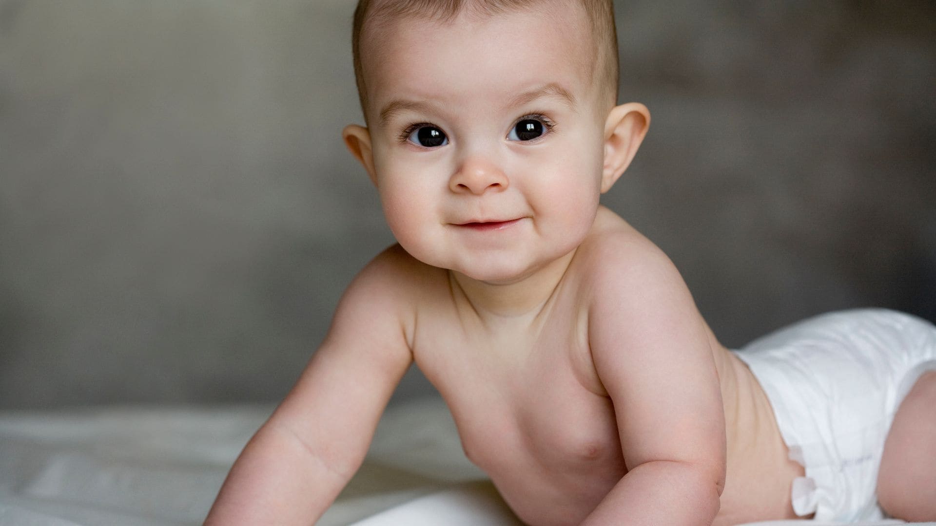 Caca verde en bebés: qué significa y cuándo debemos preocuparnos