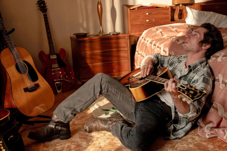 Jeremy Allen White explores Springsteen's depression