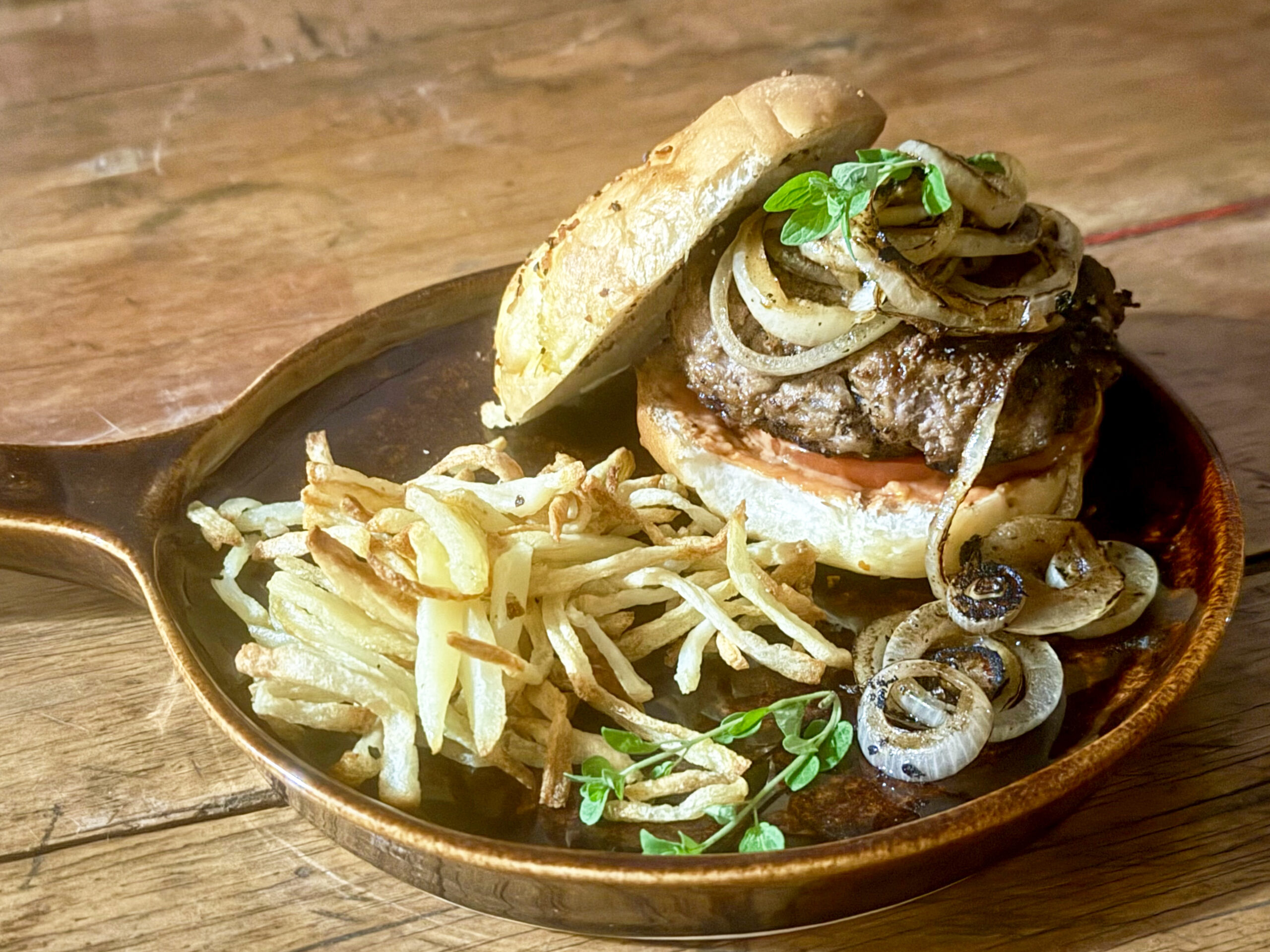 Garlic roll hamburgers with matchstick chips