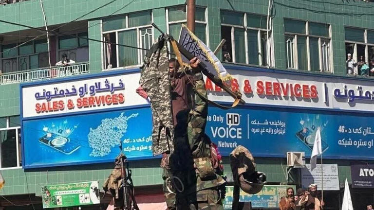 Captured Pakistani soldiers’ pants and rifle paraded by Taliban after ...