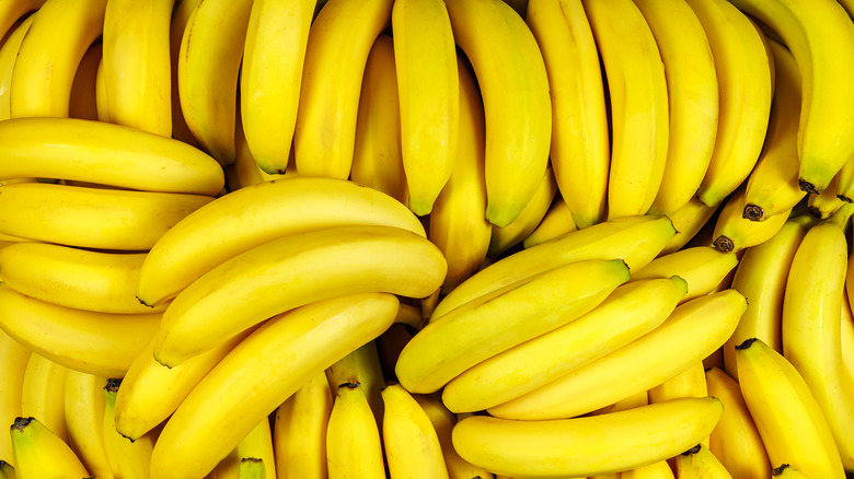 People Are Placing Bananas In Food Storage Containers & They're Smart ...