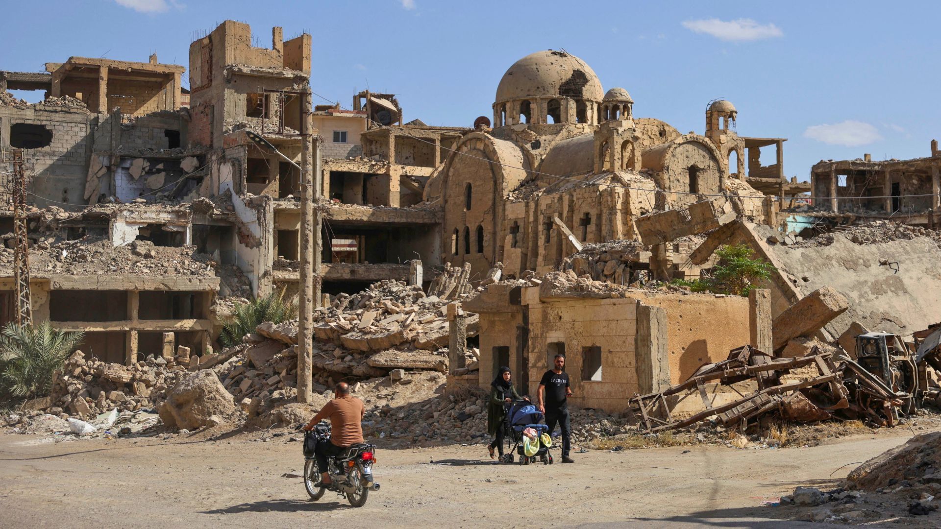 Syrians in Deir Az Zor call for justice, reconciliation for Assad ...