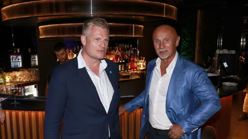 S Krejčířem hrával squash, v garáži parkuje luxus. Kdo je mecenáš ...