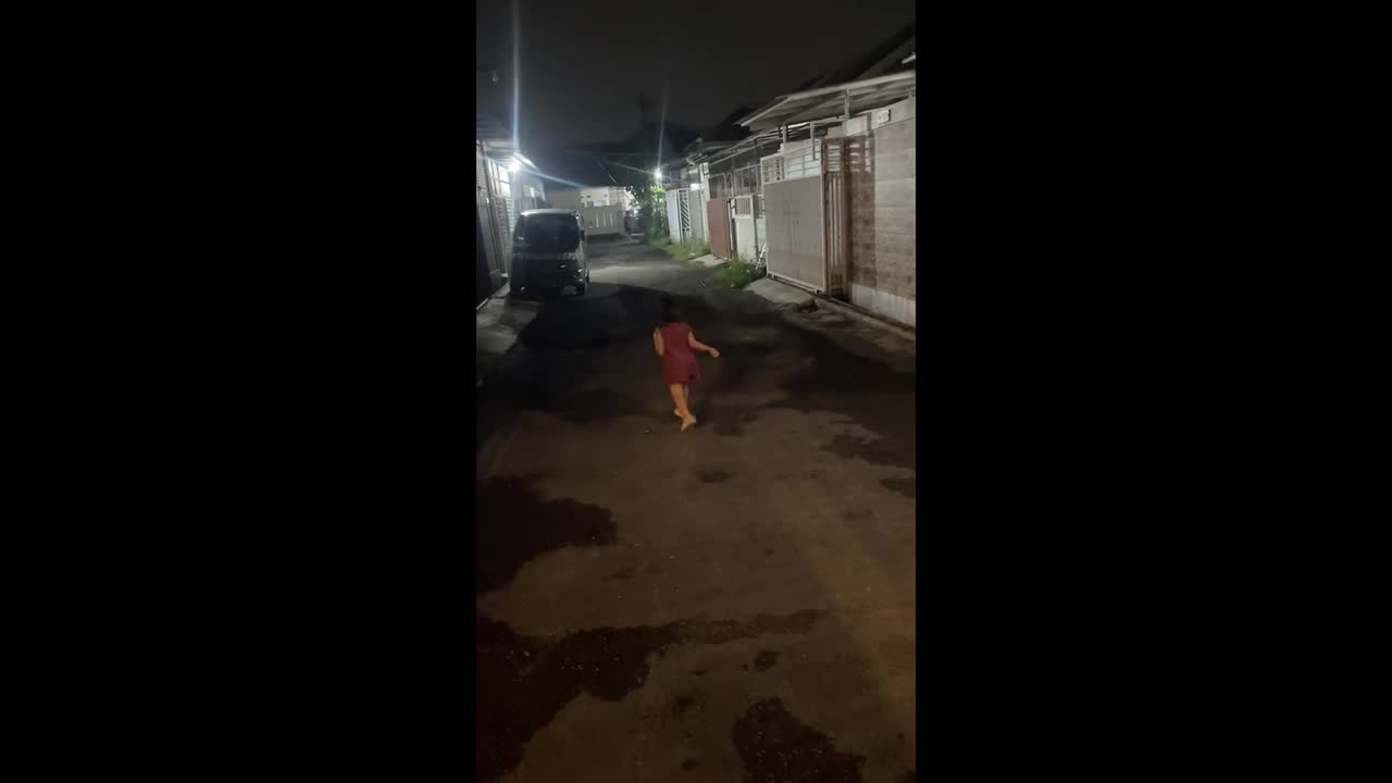 Father surprises daughter with “titan” prank in Bandung, Indonesia