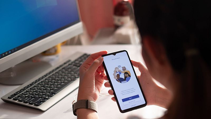 Microsoft pushes AI updates in Windows 11 as it ends support for older ...