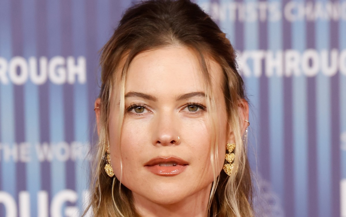 Iconic Victoria's Secret Angel Leaves Fans in Disbelief at Fashion Show ...