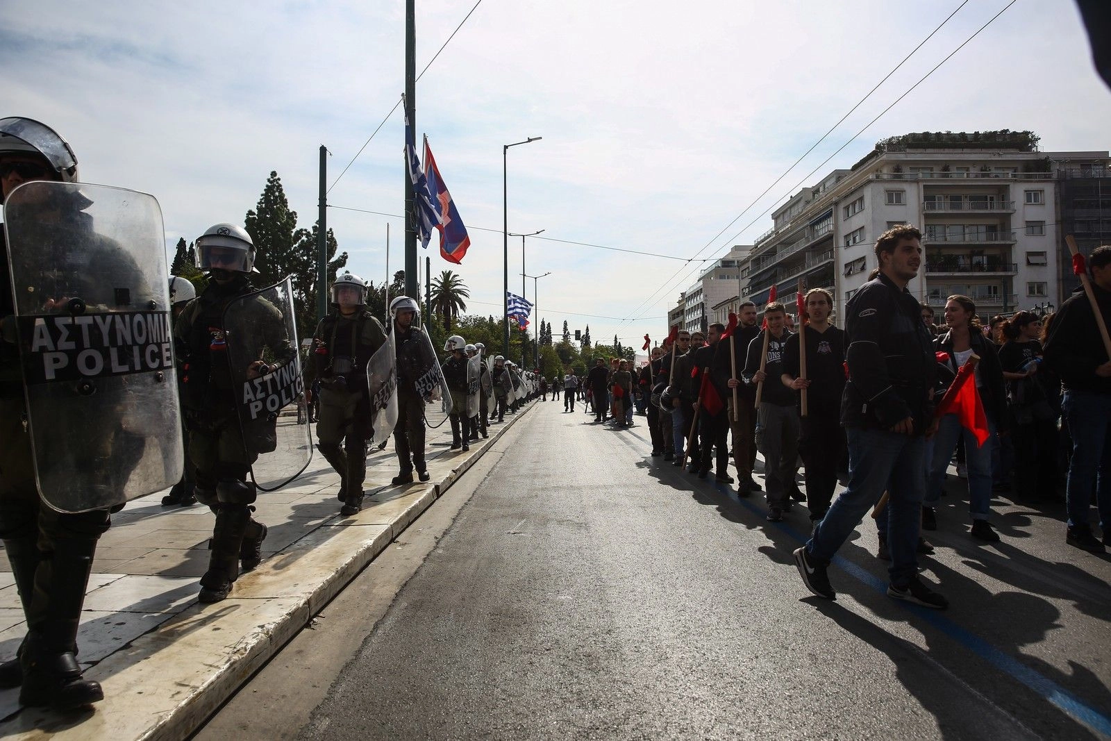 ΜΑΤ στο μνημείο για τα Τέμπη - “Να ξαναγράψουμε τα ονόματα” φώναζαν ...