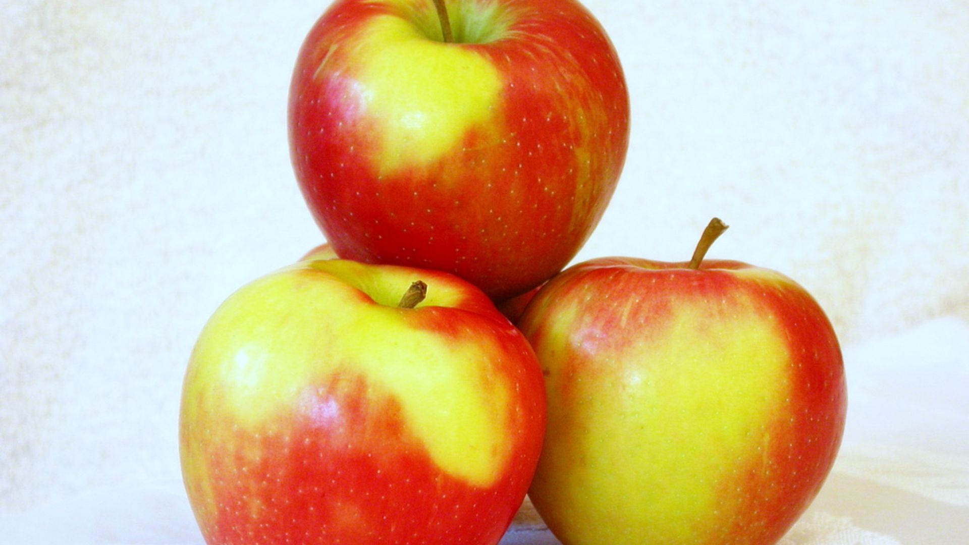 10 Chomp-Worthy Apples To Bite Into & 10 Mealy Ones To Steer Clear Of