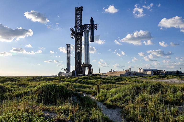 As the U.S. and China race to the moon, America's hopes rest on SpaceX ...