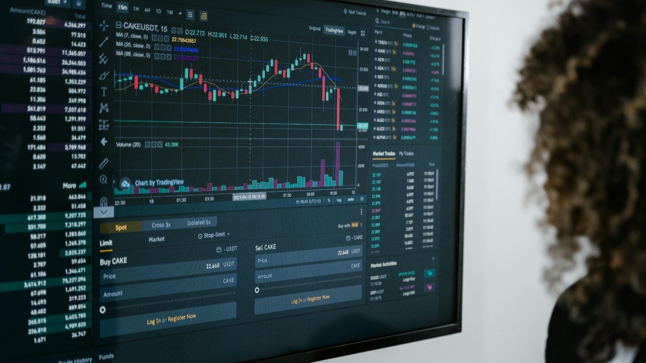 Bitcoin plunges as $1 trillion vanishes from crypto markets