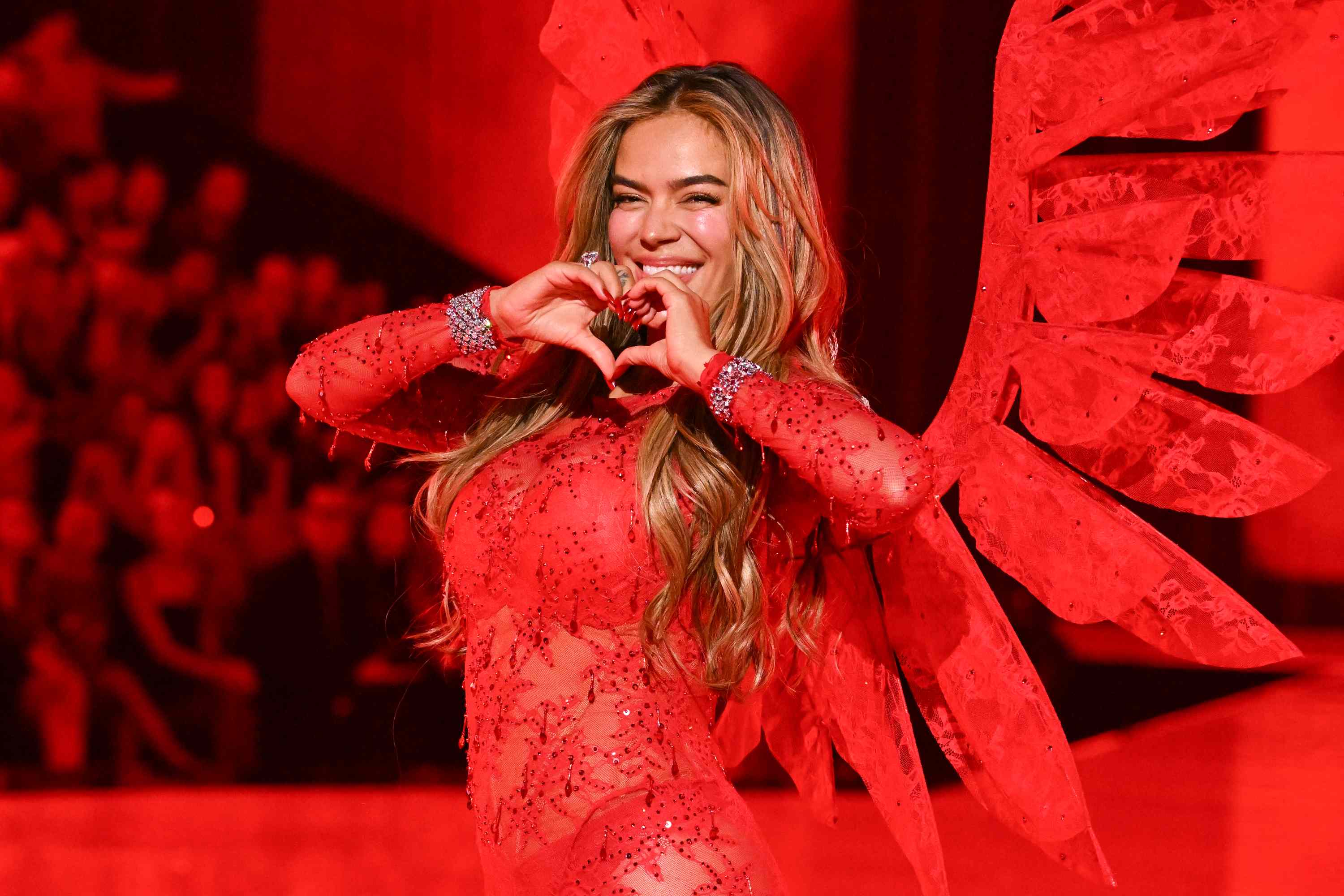 ¡Karol G hace historia en el icónico desfile de Victoria’s Secret 2025!