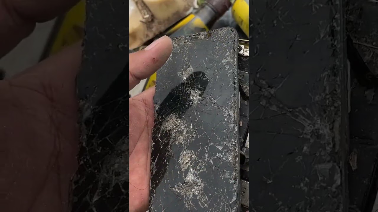 I found broken phones in the trash! 📱🗑️