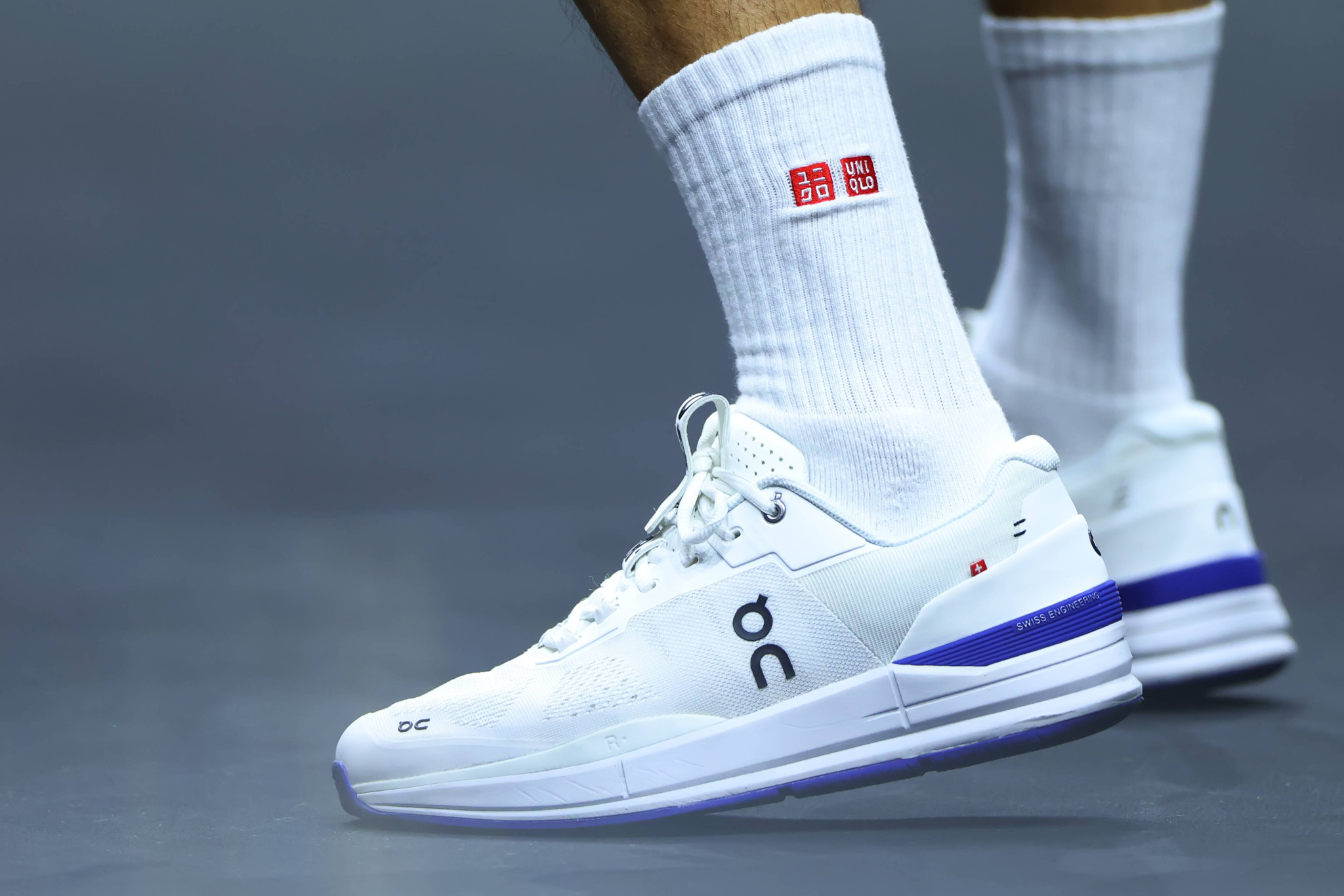 Les baskets de Roger Federer font-elles trop de bruit?