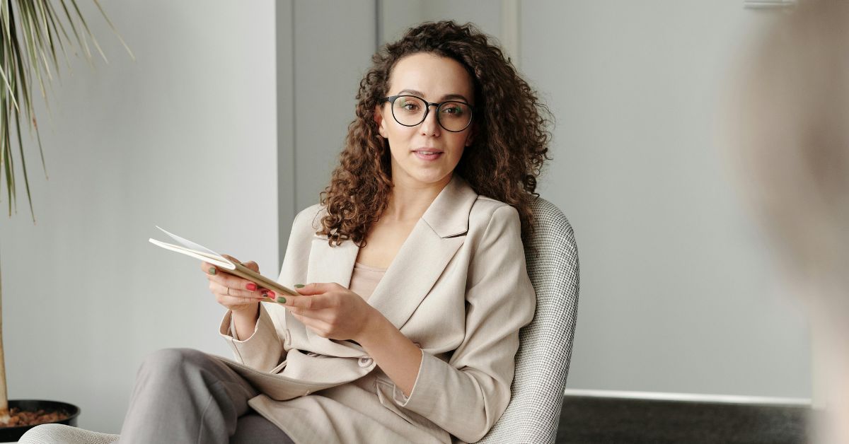 10 Graceful Traits Of Intelligent Women That Men Admire Most