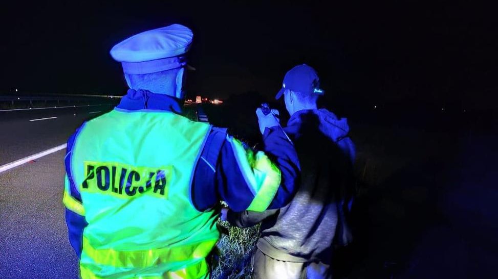 Jechał rowerem po autostradzie. Winę "zwalił" na nawigację