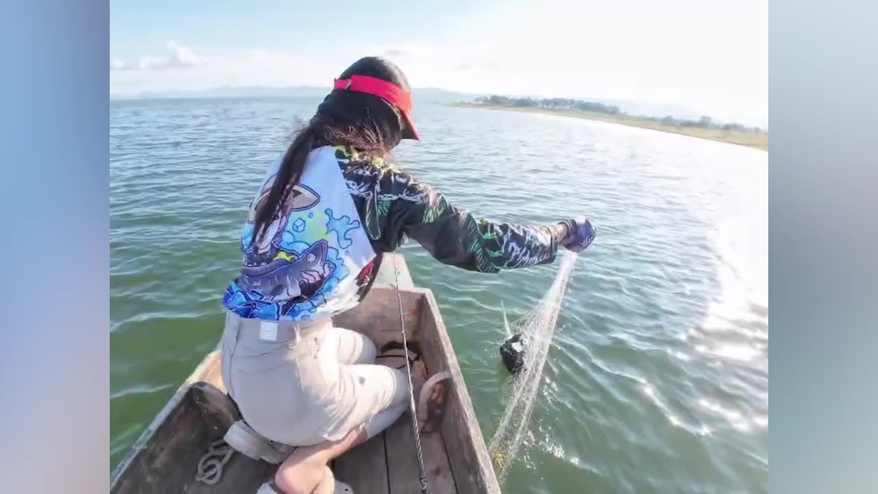 Angler on rowing boat saves drowning bird stuck in net trap