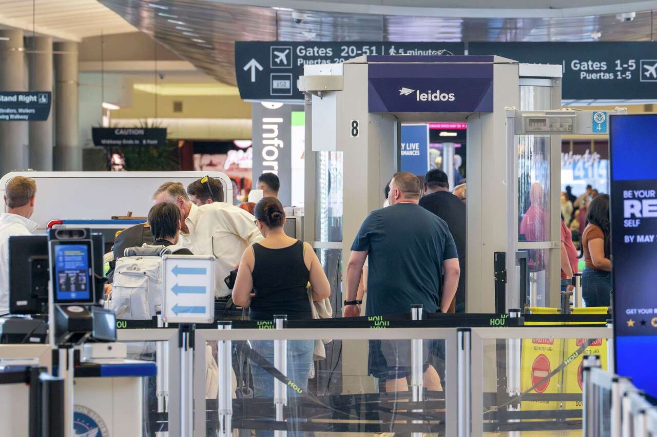 Hobby Airport travelers wait hours in TSA lines Sunday as some report ...