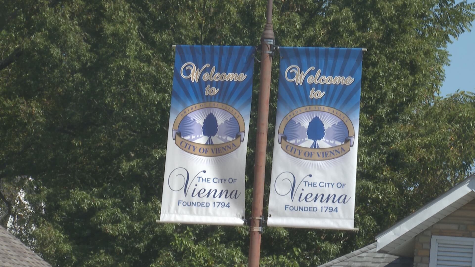Facebook post sparks neighbors helping Vienna couple carry 50 sheets of ...