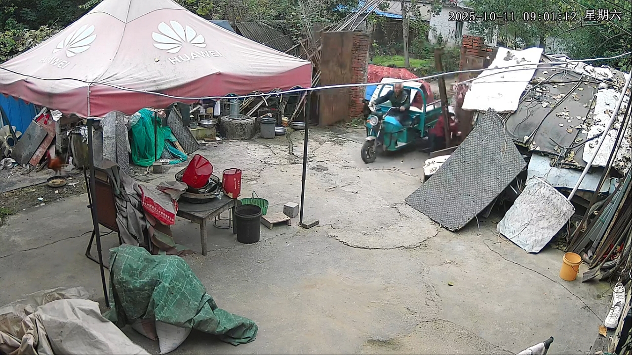 Security video shows tricycle crash into gate in Anhui, China