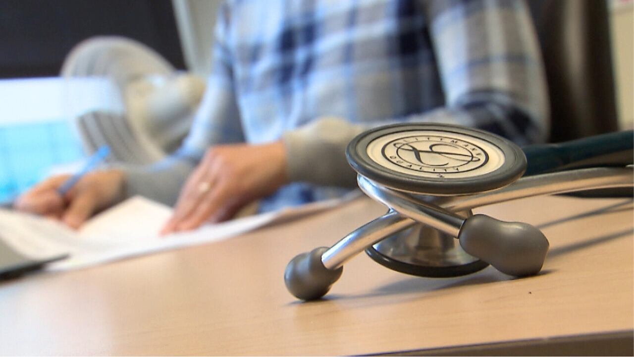 Quebec doctors turn up the pressure in fight against controversial bill