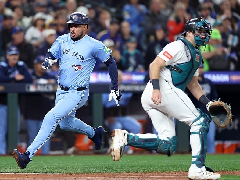 Blue Jays remove injured Anthony Santander from playoff roster, ending ...