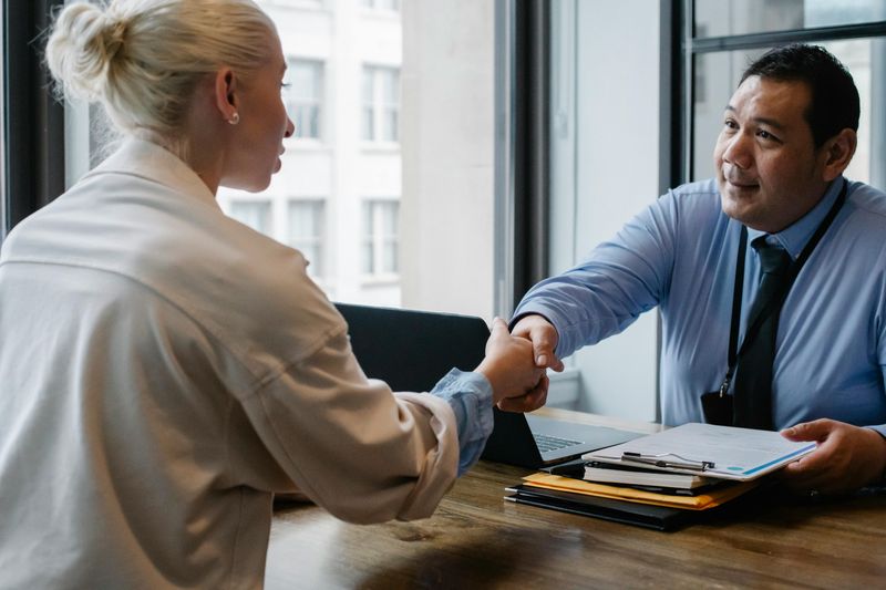 15 Behaviors That Show a Woman Has Character and Class