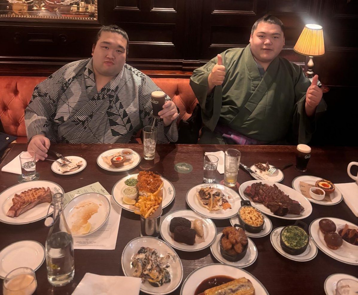 What is sumo wrestlers' high-calorie diet like?