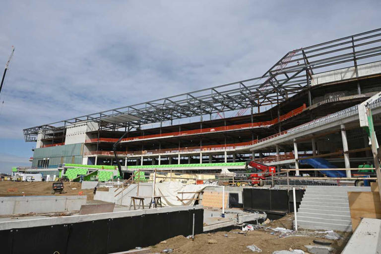 Topping out of new Belmont Park grandstand latest milestone in horse ...