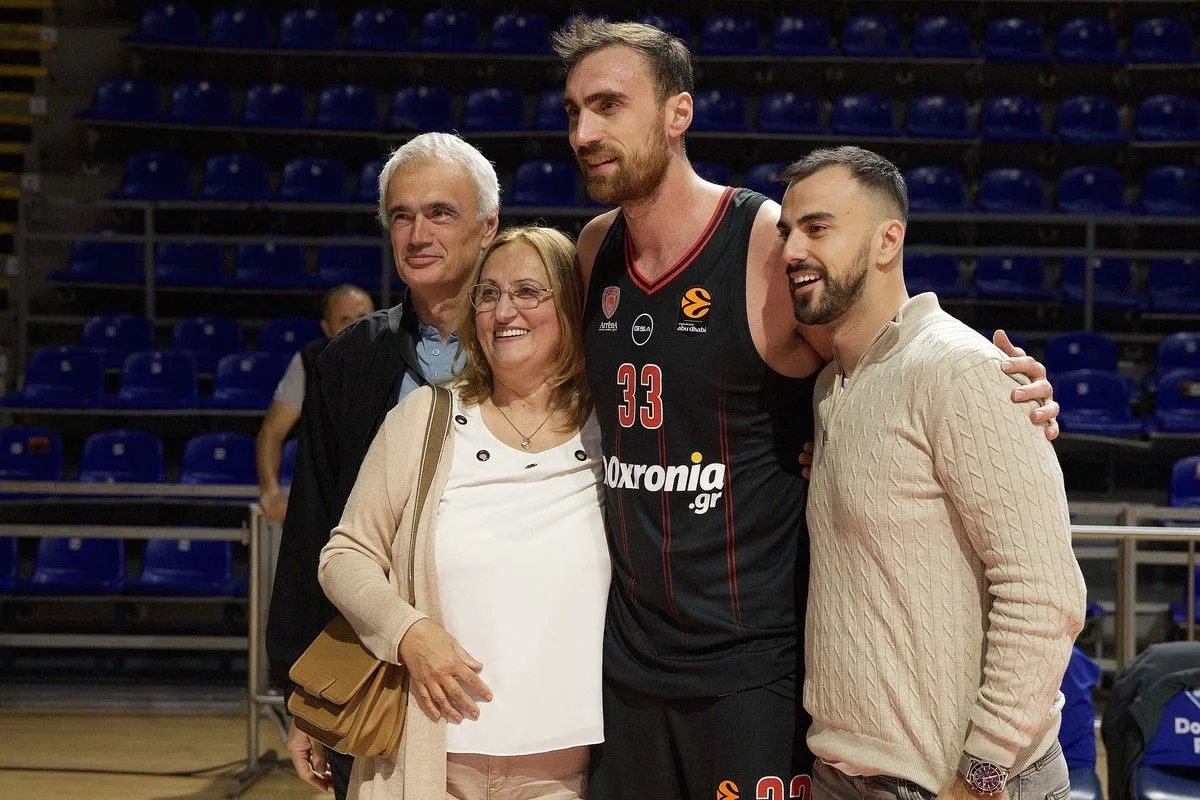 Μακάμπι - Ολυμπιακός: Ο Μιλουτίνοβ γιόρτασε με την οικογένειά του τη ...