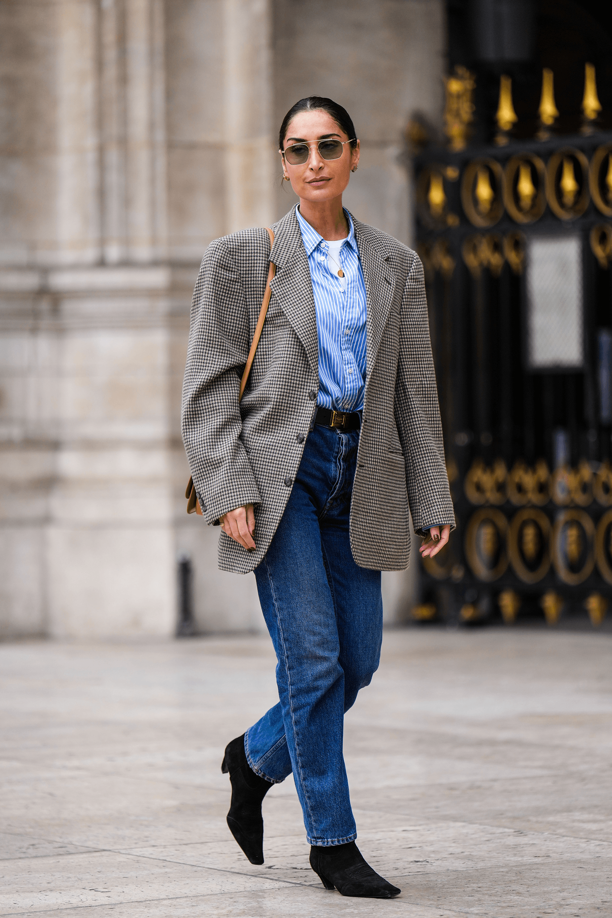 5 maneras de llevar botines color café con jeans en otoño 2025