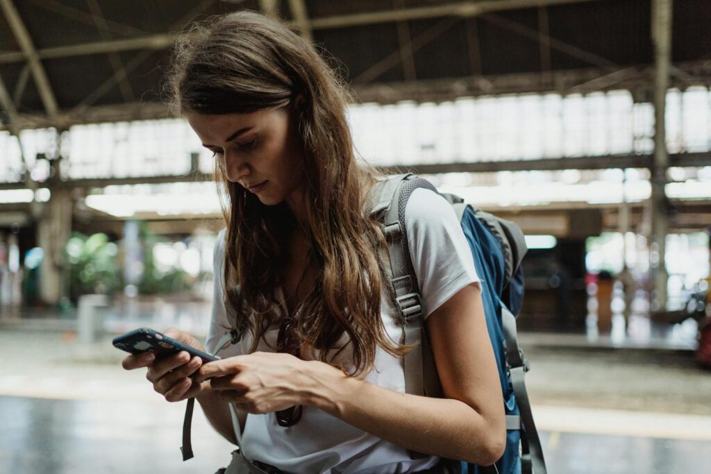 15 Signs Someone's Falling Out of Love With You