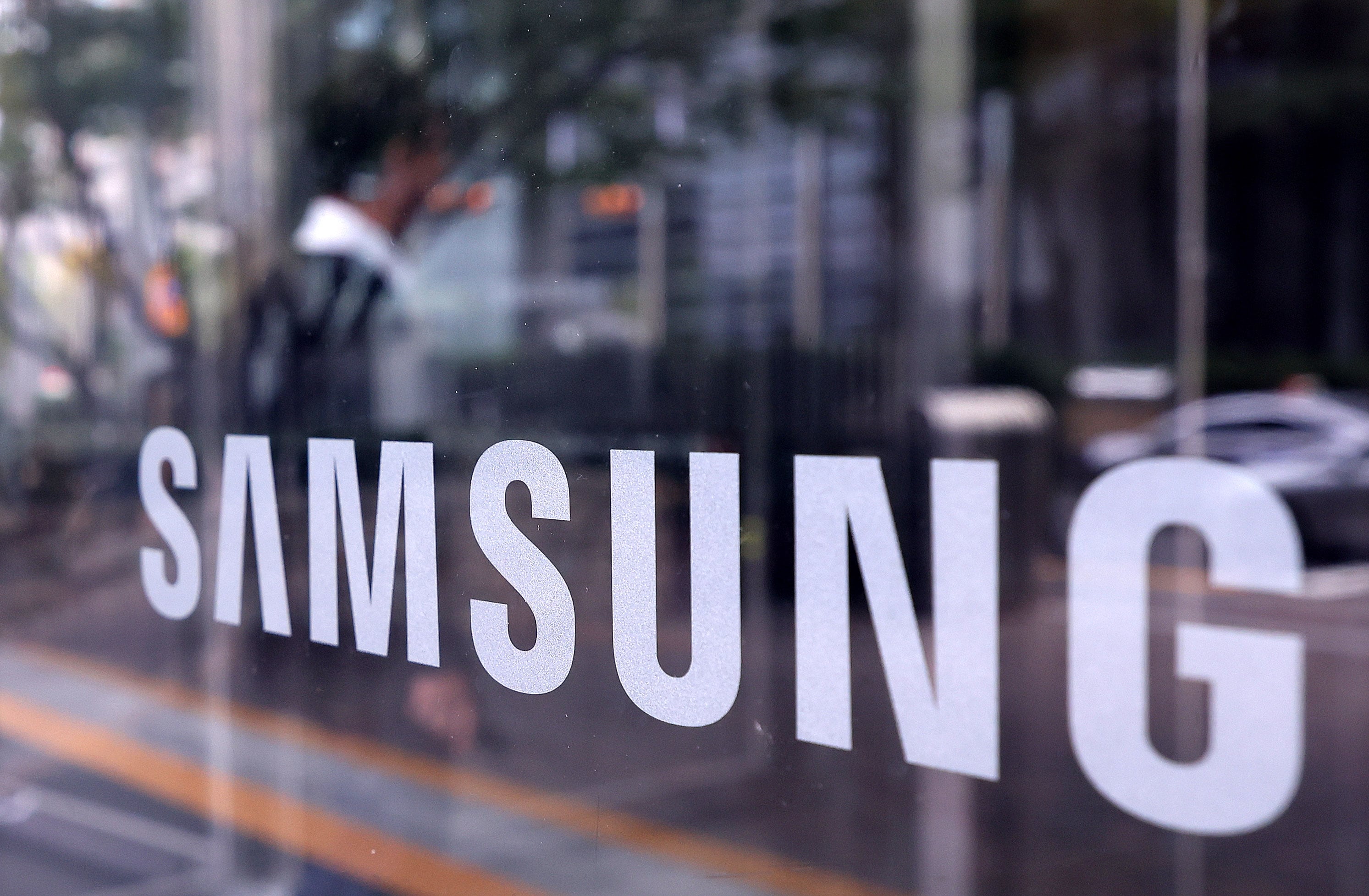 Samsung Electronics Nears 100,000-Won Milestone