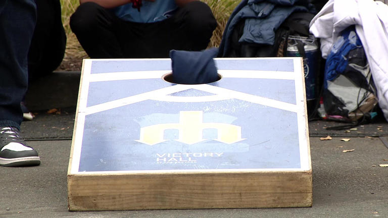 Mariners, Jays fans battle it out with bean bags before ALCS Game 4 in ...