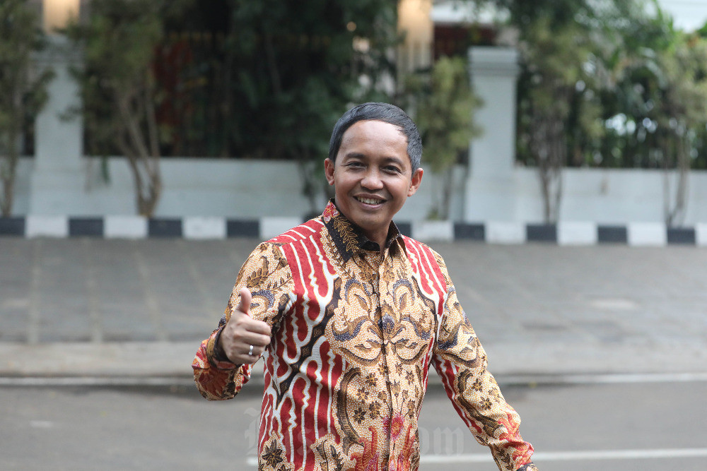 Viral Detik-detik Raja Juli Senggol Ijazah di Depan Jokowi