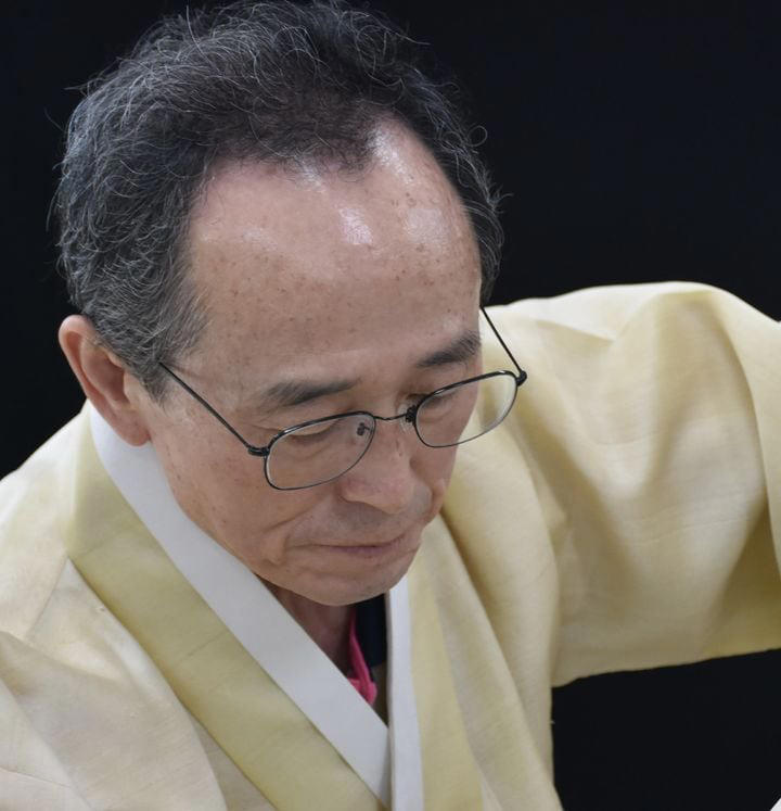 Song Ha-jin's Hangeul Calligraphy Exhibition Challenges Korean Tradition