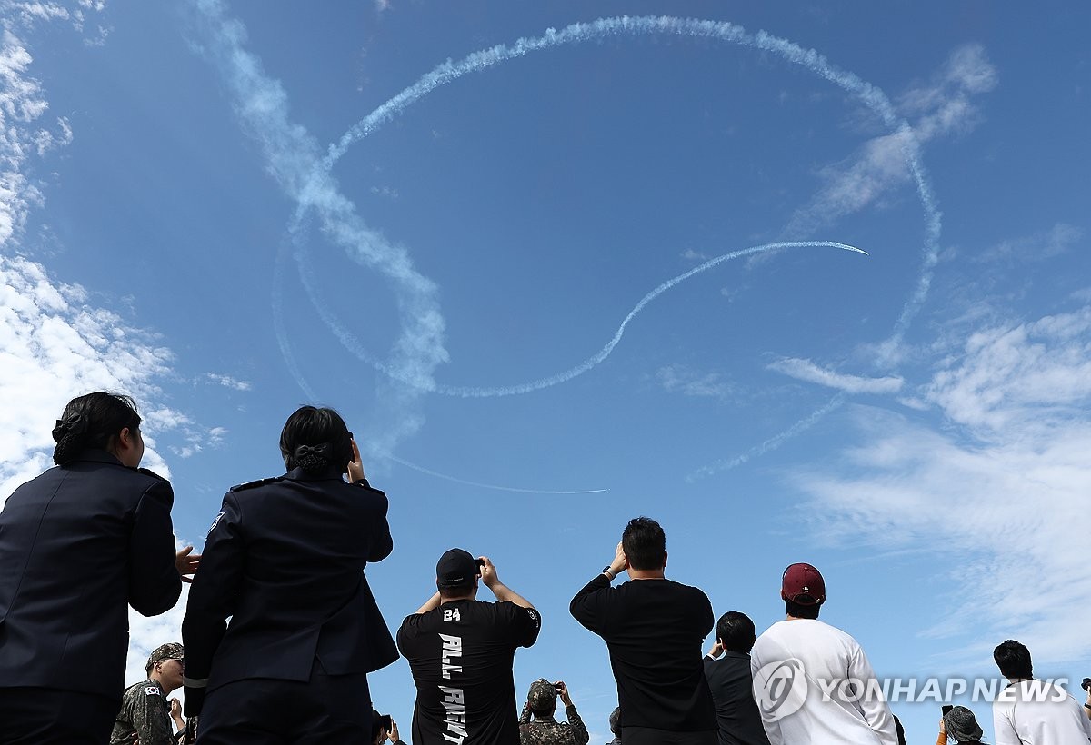 (LEAD) S. Korea's major defense exhibition kicks off with air show