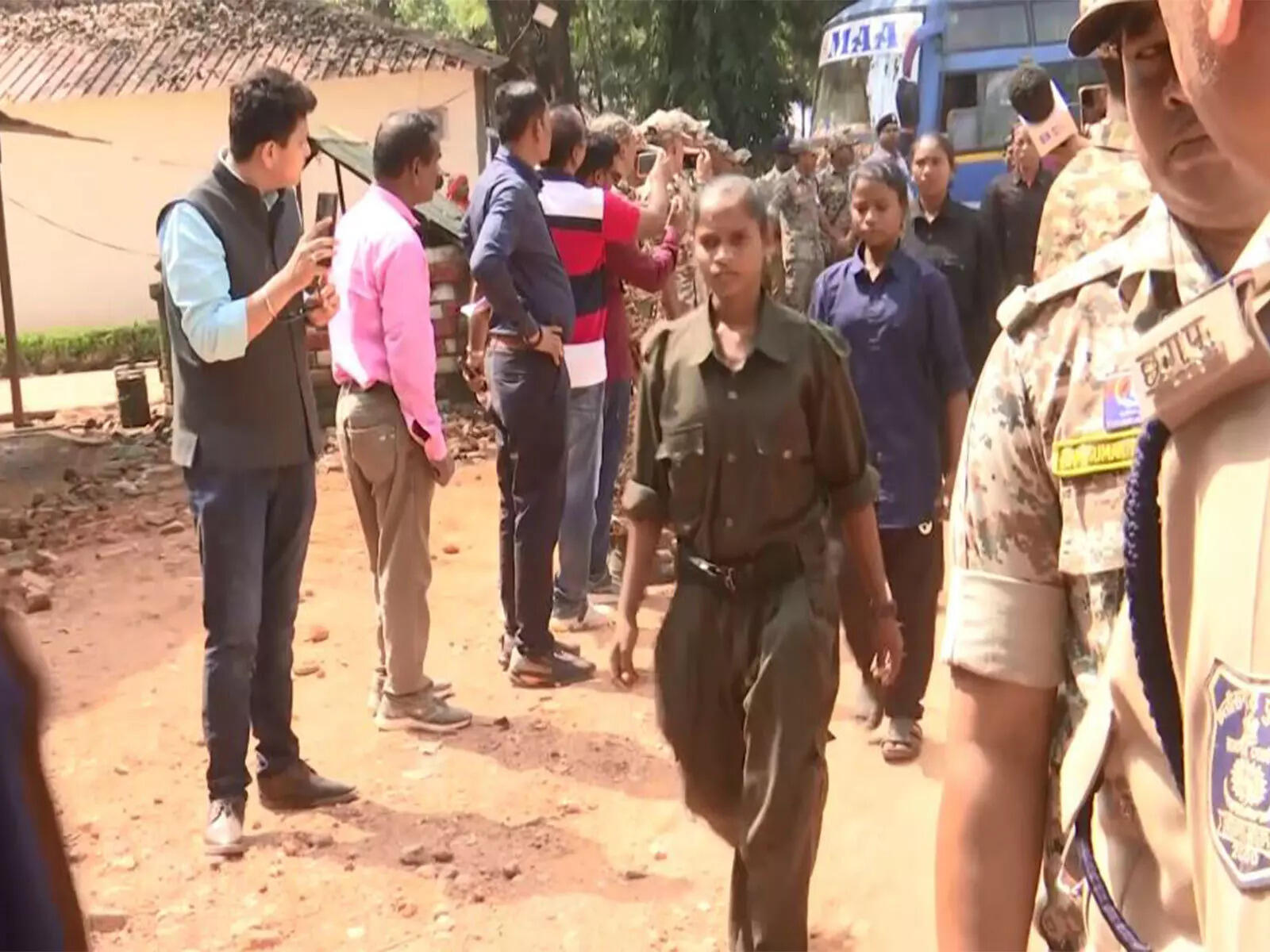 208 Naxalites surrender with 153 weapons in Dandakaranya; North Bastar ...