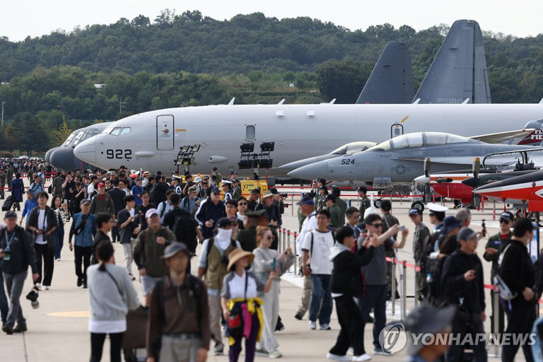 (LEAD) S. Korea's major defense exhibition kicks off with air show