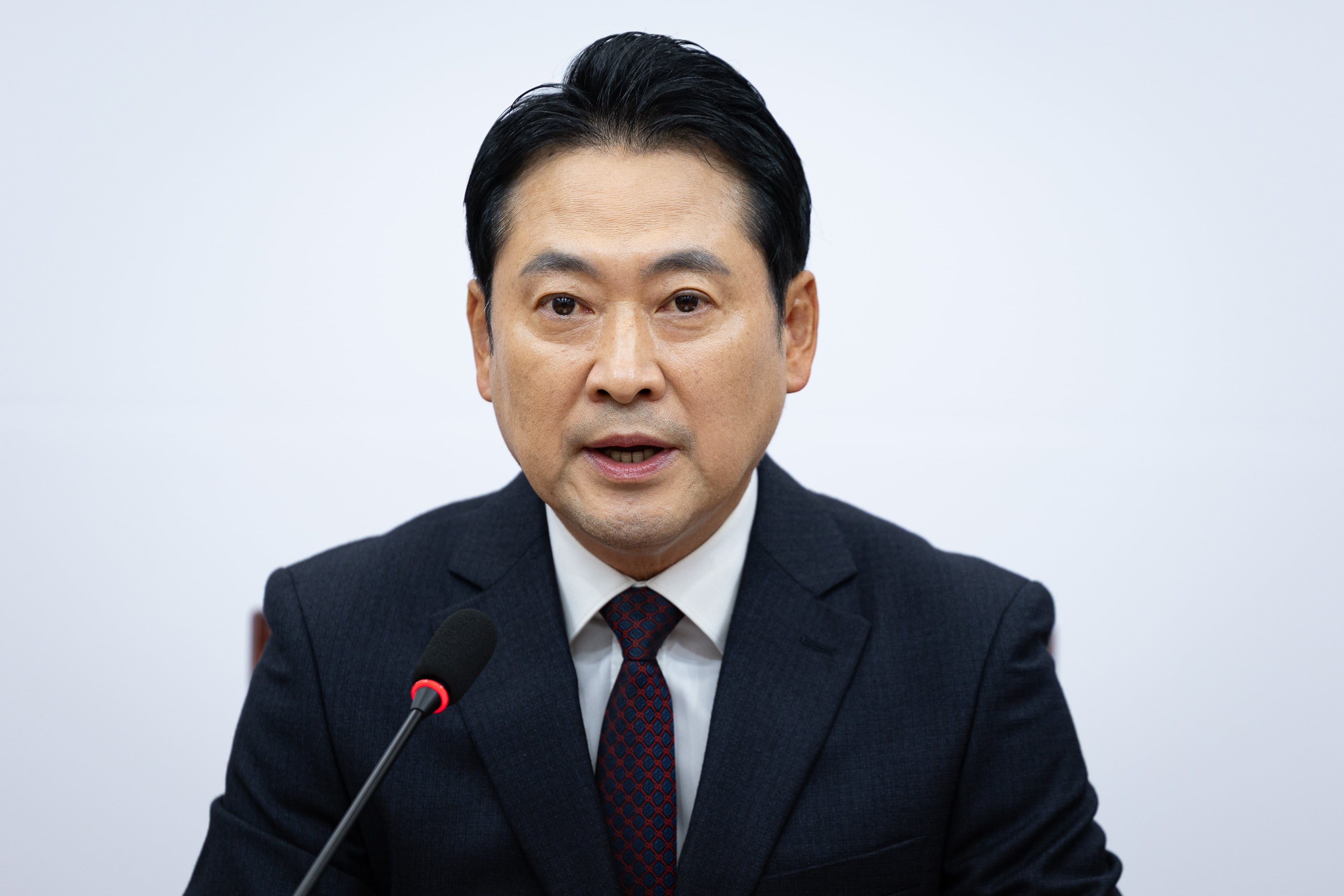 People Power Party Leader Accuses Prosecutor of Stock Gains, Coercive Probe