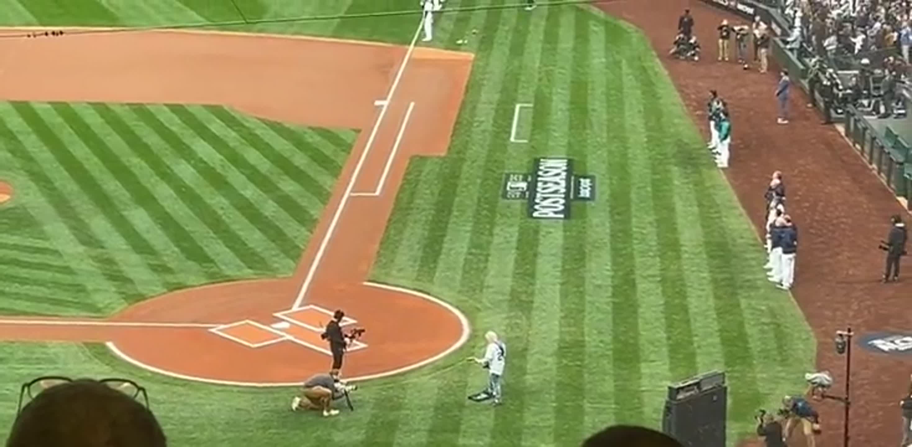 Mike McCready of Pearl Jam guitar solo national anthem for ALCS Game 4 ...