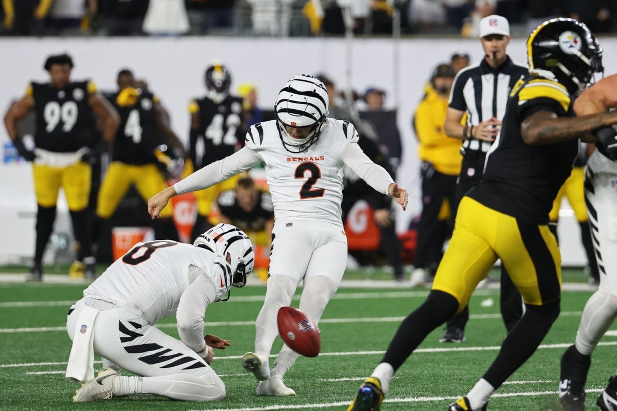 Joe Flacco outplays Aaron Rodgers as Bengals edge Steelers