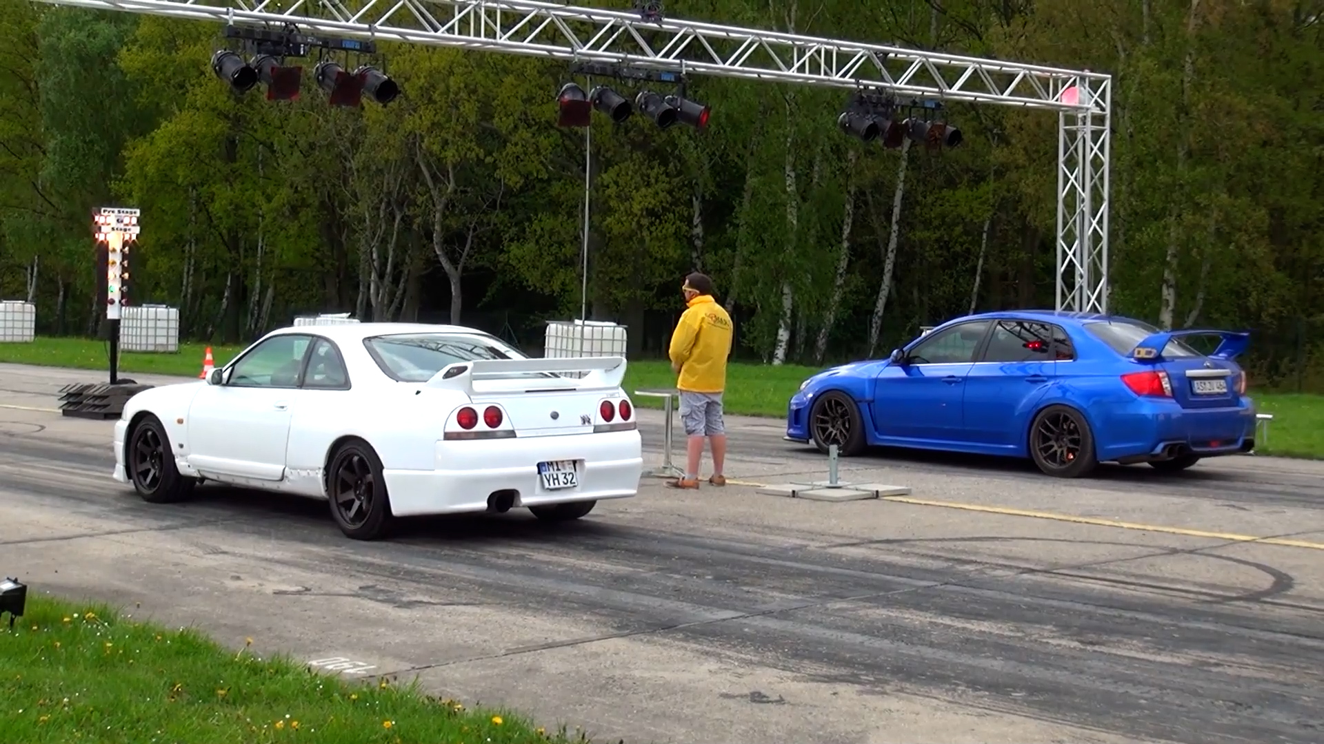 WRX STI gegen Nissan GTR R33: Drag Race auf der Viertelmeile