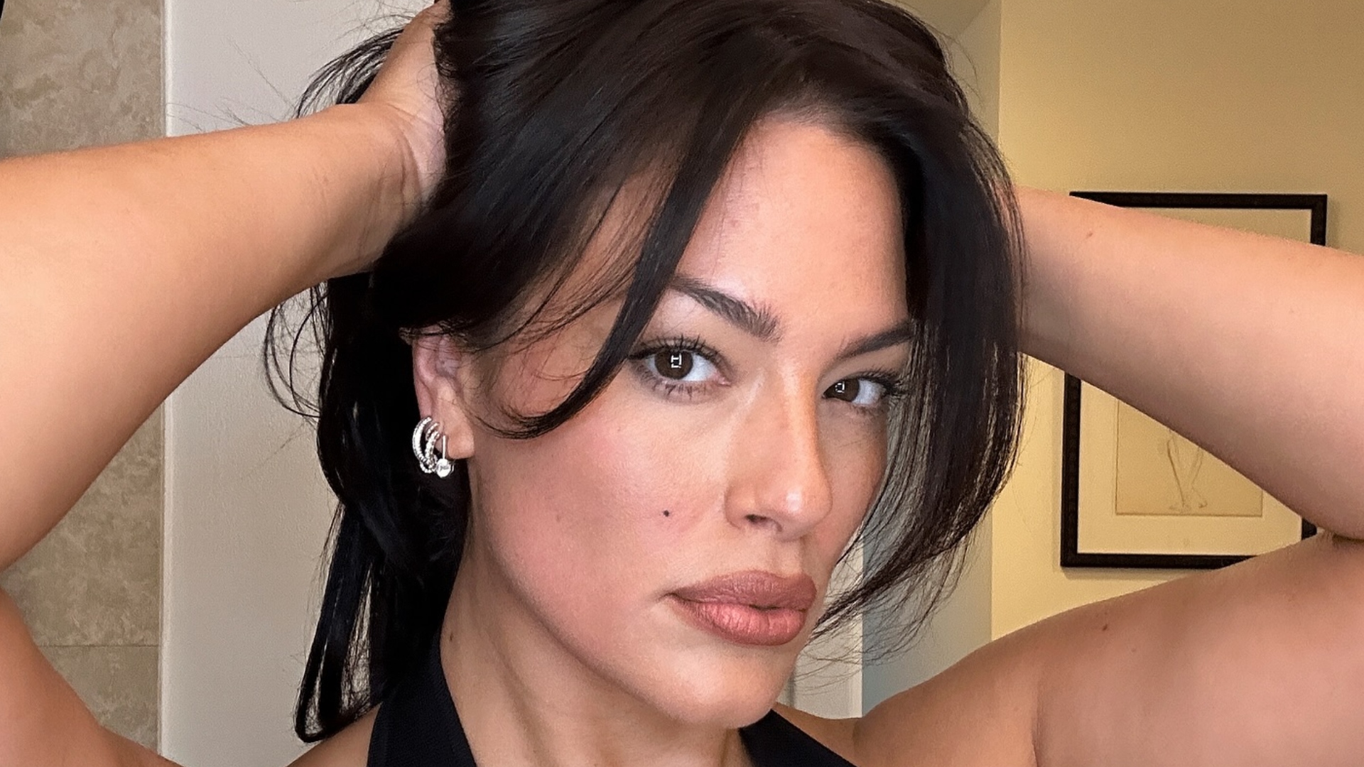 Ashley Graham shows off her curves on the catwalk