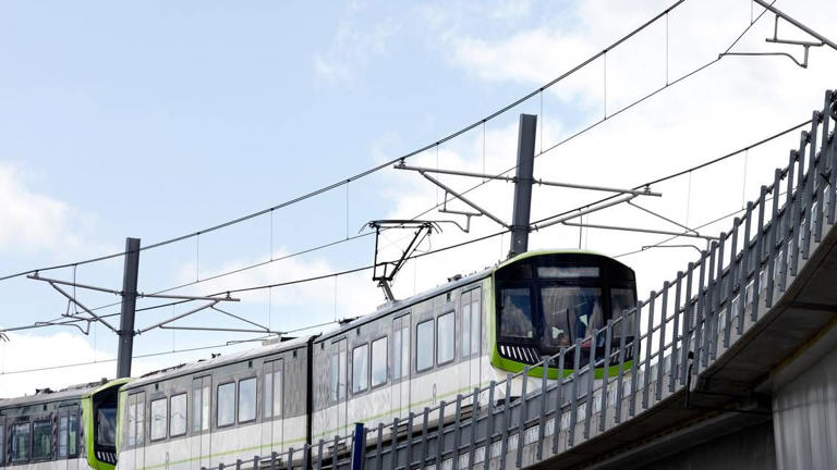 Powerless in Pointe-Claire: REM trains stall during tests in first snow