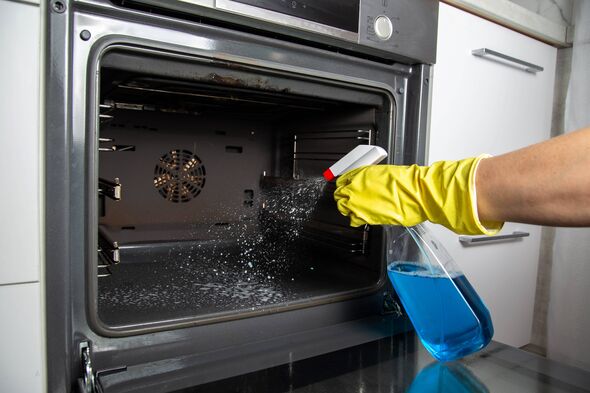 Oven grease disappears with 'scrub-free' 2-ingredient solution