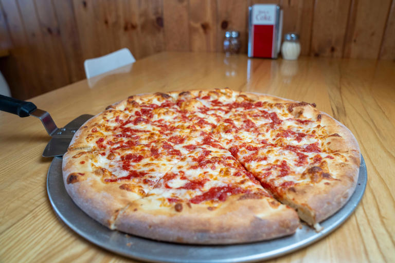 Inside Pepp’s Pizzeria’s new Urbandale location with upside-down pizza ...