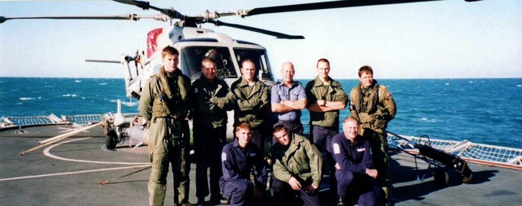 Navy sailors recreate their dads’ photo – 26 years later