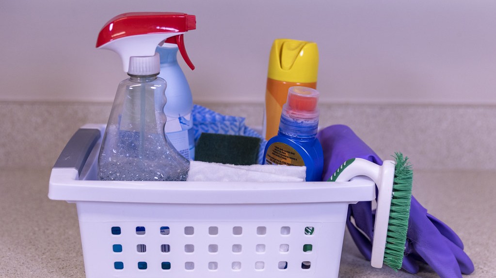 10 Cleaning Products Homeowners Are Urged To Stop Mixing, Safety ...
